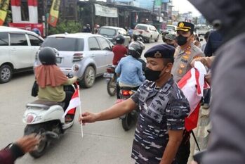 Gelorakan Semangat Proklamasi, Pemkab Kutim Bagikan Bendera Merah Putih Untuk Masyarakat - G ...
