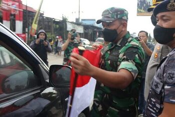 Gelorakan Semangat Proklamasi, Pemkab Kutim Bagikan Bendera Merah Putih Untuk Masyarakat - G ...
